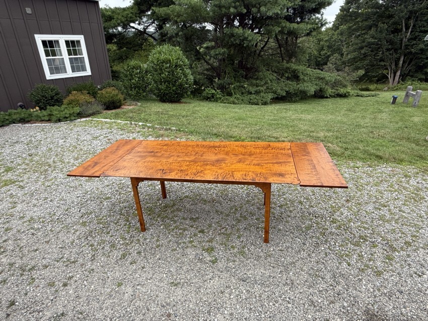 D. R. Dimes Country Chippendale style Salisbury Tavern dining table ...