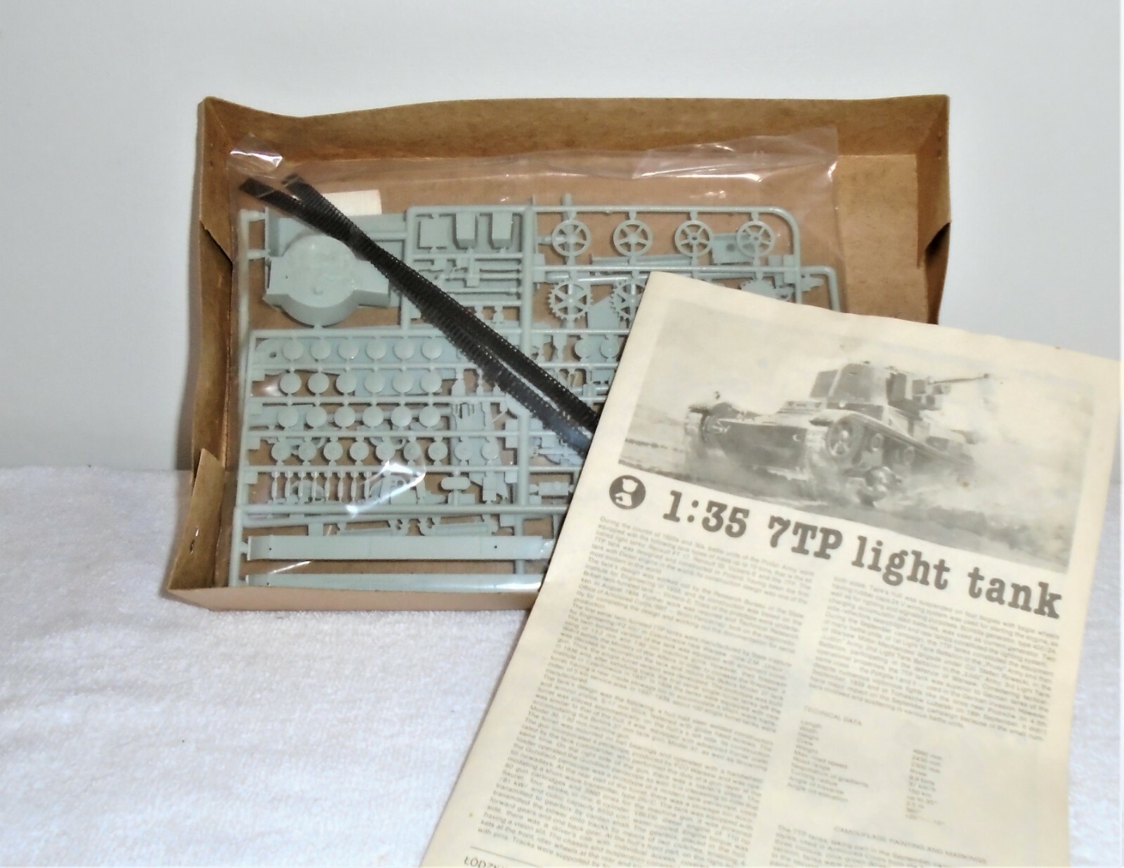 Old 1987 WWII Czolg Lekki 7TP Polish Light Tank Model Kit # 01 - 1/35 ...