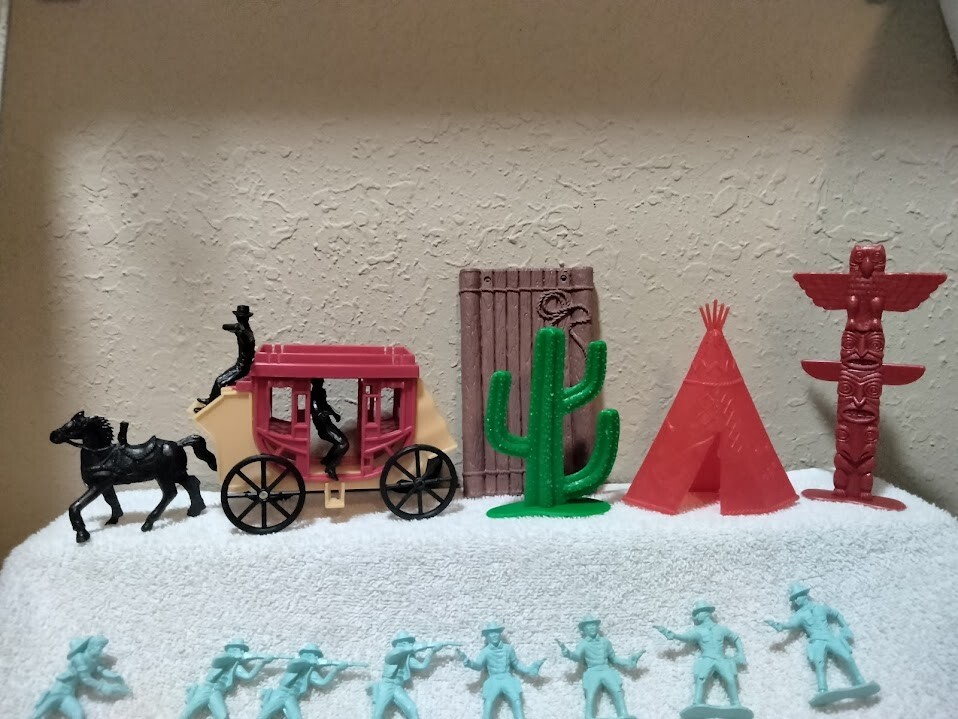 (113) VINTAGE MARX MPC ? COWBOYS & INDIANS (2" FIGURES IN 6 COLORS ...