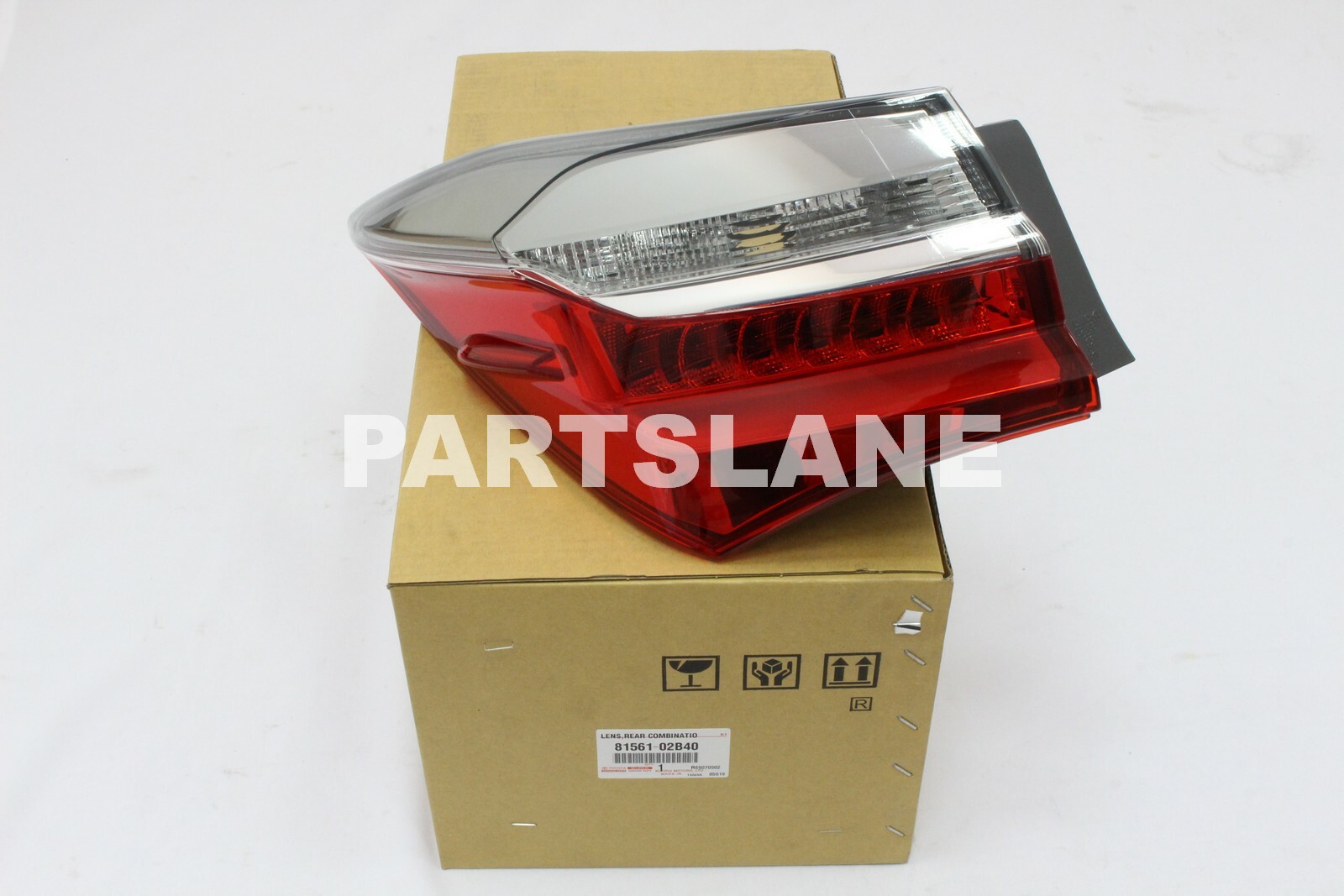 8156102B40 Genuine Toyota Lens & Body RR Comb 81561-02b40 for sale ...