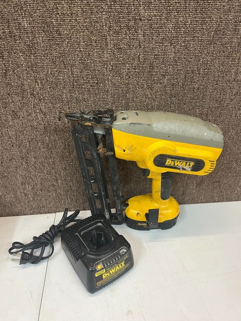 DEWALT 16-gauge 2-1/2" 18v Angled Finish Nailer Kit DC618 With Battery ...