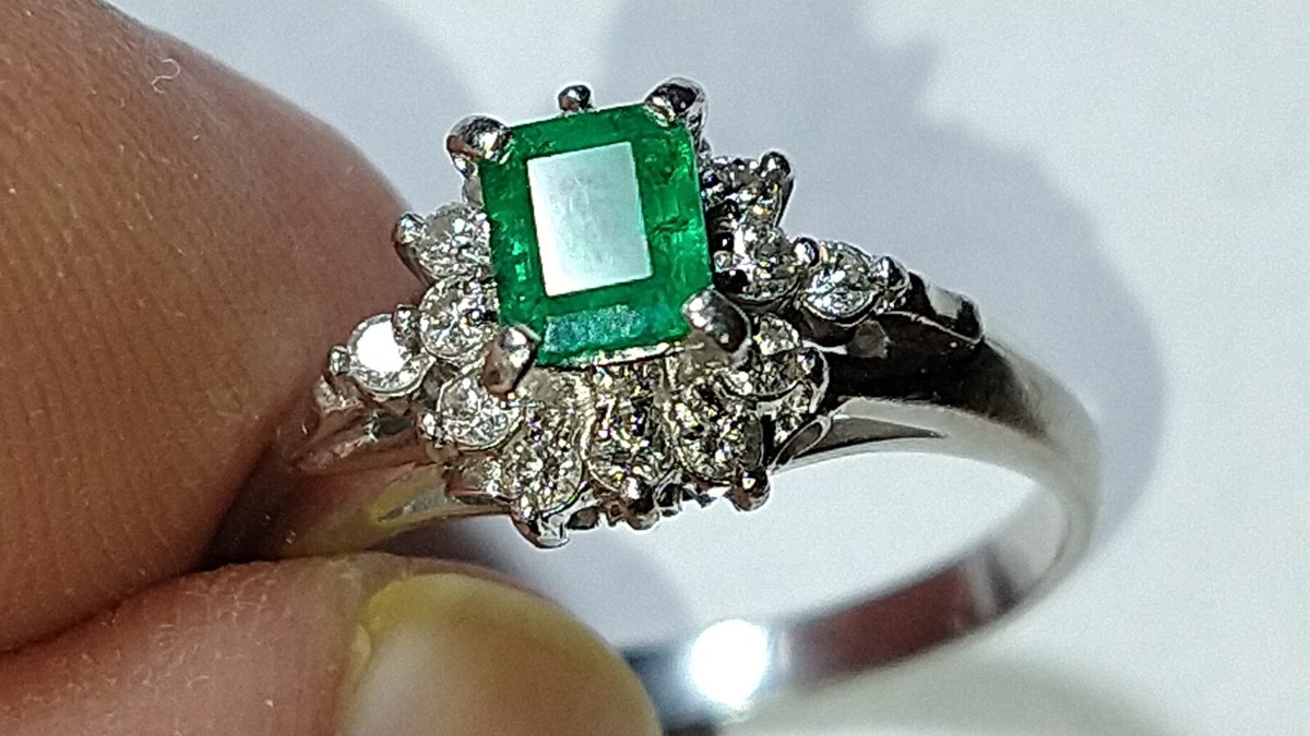Solid platinum 0.58 carat natural emerald and diamond ring Solid platinum 0.58 carat natural emerald and diamond ring