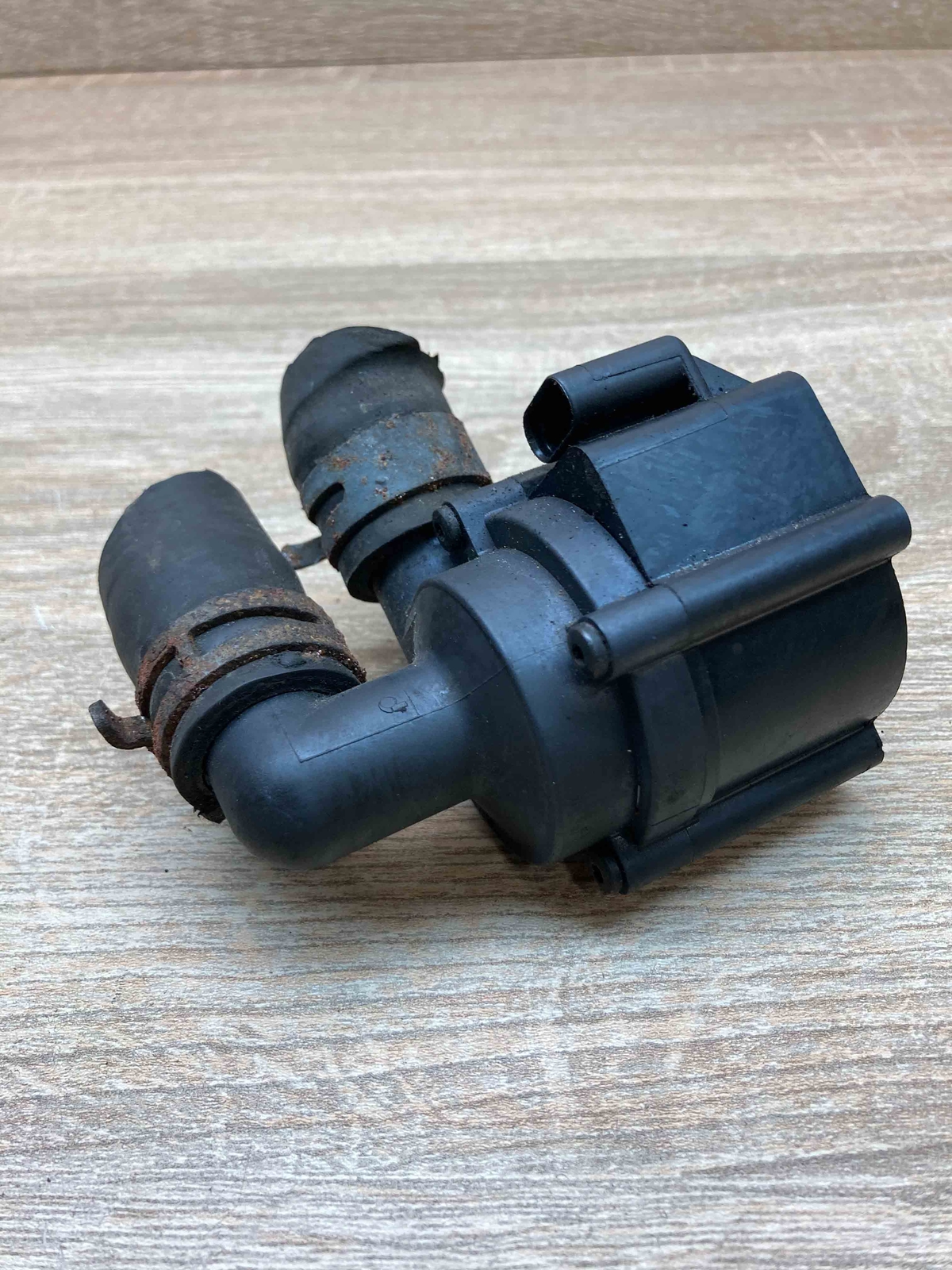 5N0965561 7017132 Pierburg Volkswagen Audi Seat Skoda Water valve with ...