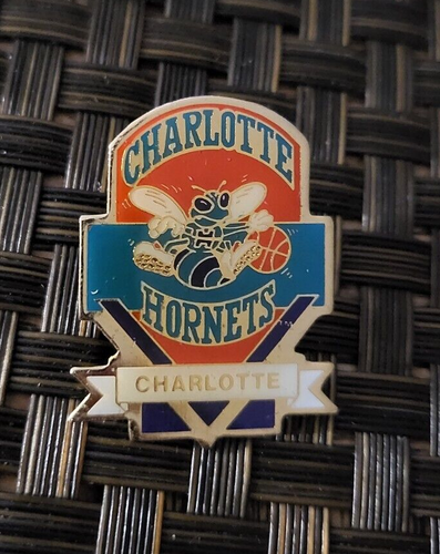 VINTAGE 1993 NBA BASKETBALL CHARLOTTE HORNETS TEAM LOGO COLLECTIBLE PIN ...