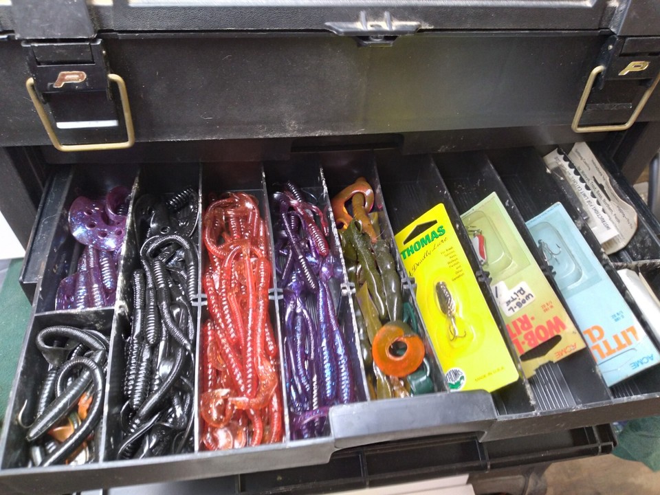 Large PLANO Phantom Pro Fishing Tackle Box over 100 lures and 200 worms ...