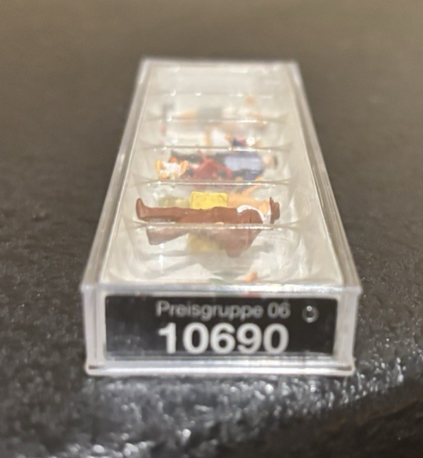 Preiser HO Scale Figures - 10056 At the Market & 10690 At the Kiosk | eBay