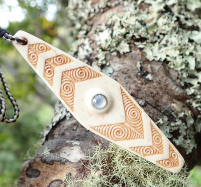 SUPERB HAND CARVED NZ MAORI KORU ENGRAVED INLAID CATTLE BONE PENDANT | eBay