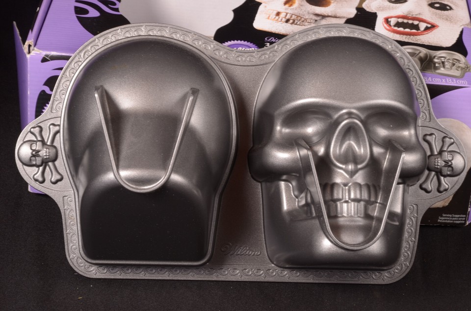 Wilton 10-Cup 3D Skull Cake Pan Cast Aluminum Cake Mold Skeleton Head ...