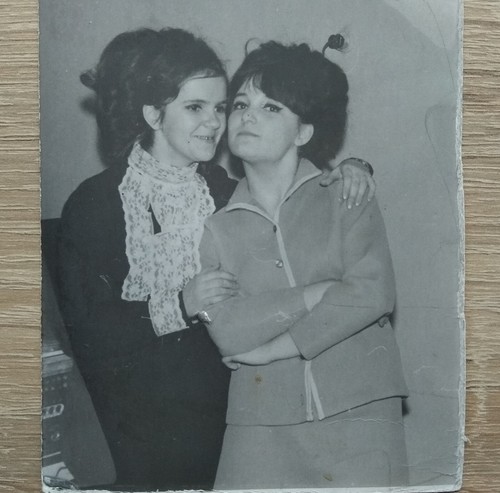 Couple Women Kiss kissing Girlfriends Cute Ladies Hugs Pretty Girls Vtg ...