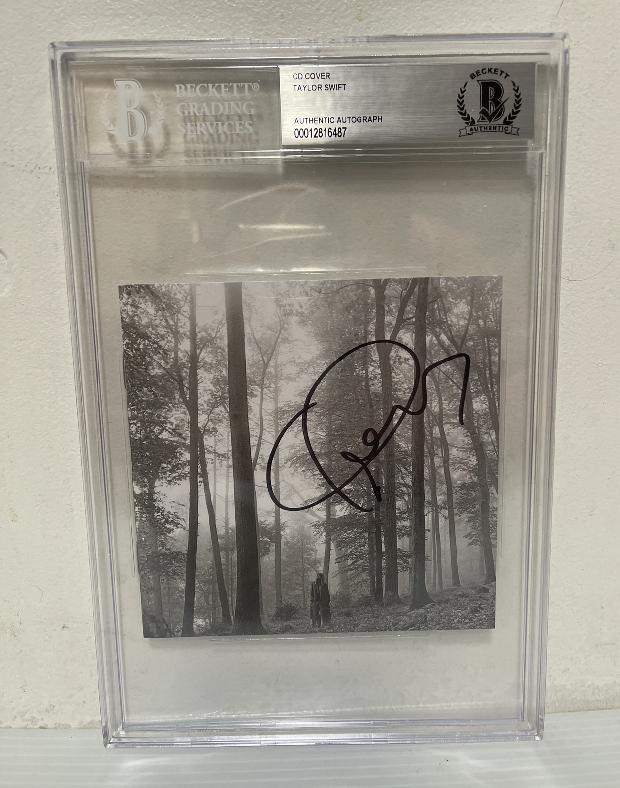 Taylor Swift Autographed Memorabilia | Signed Photo, Jersey ...