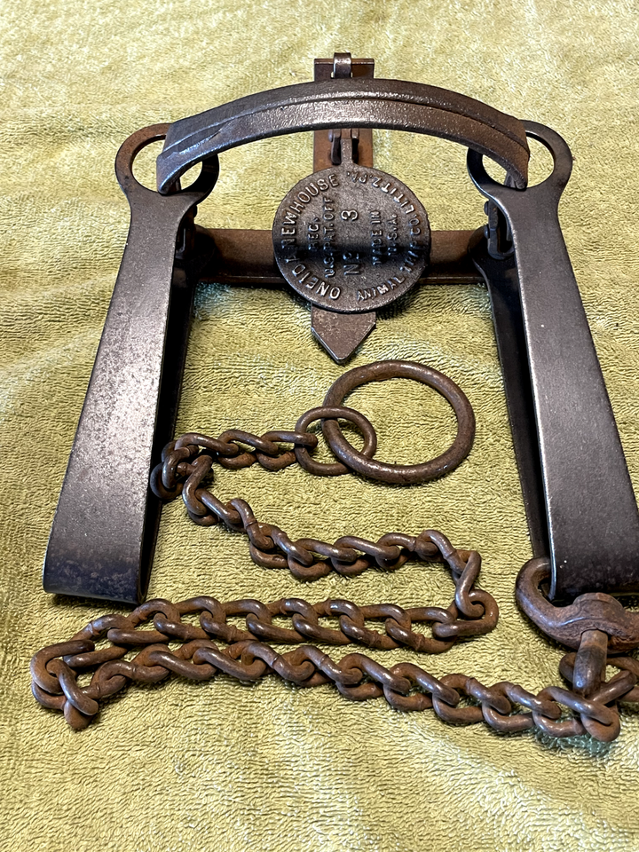 #3 Oneida Newhouse - Animal Trap Co - raised letter pan | eBay