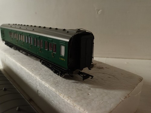 OO gauge 2x HORNBY Maunsell Mk1 SR Southern Green Coach R4305 S2797 ...