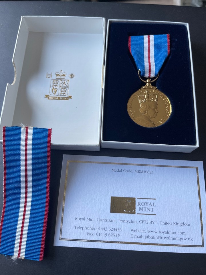 2002 ROYAL MINT BOXED QUEEN ELIZABETH II GOLDEN JUBILEE MEDAL ...