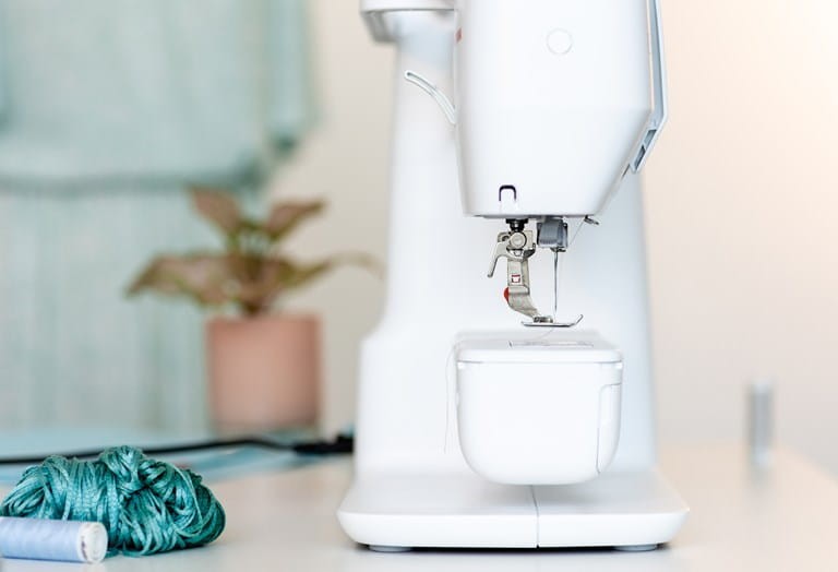 Bernina 325 Sewing Machine Simply Joyful with Touchscreen and Sewing ...