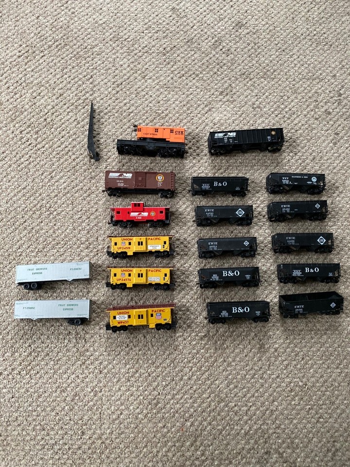 Lot of HO scale powered locomotives, cars, and track | eBay
