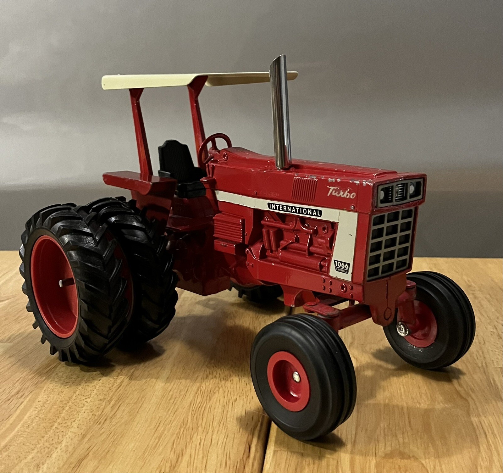 Ertl International Harvester IH 1066 Farmall Turbo w/ ROPS & Duals | eBay