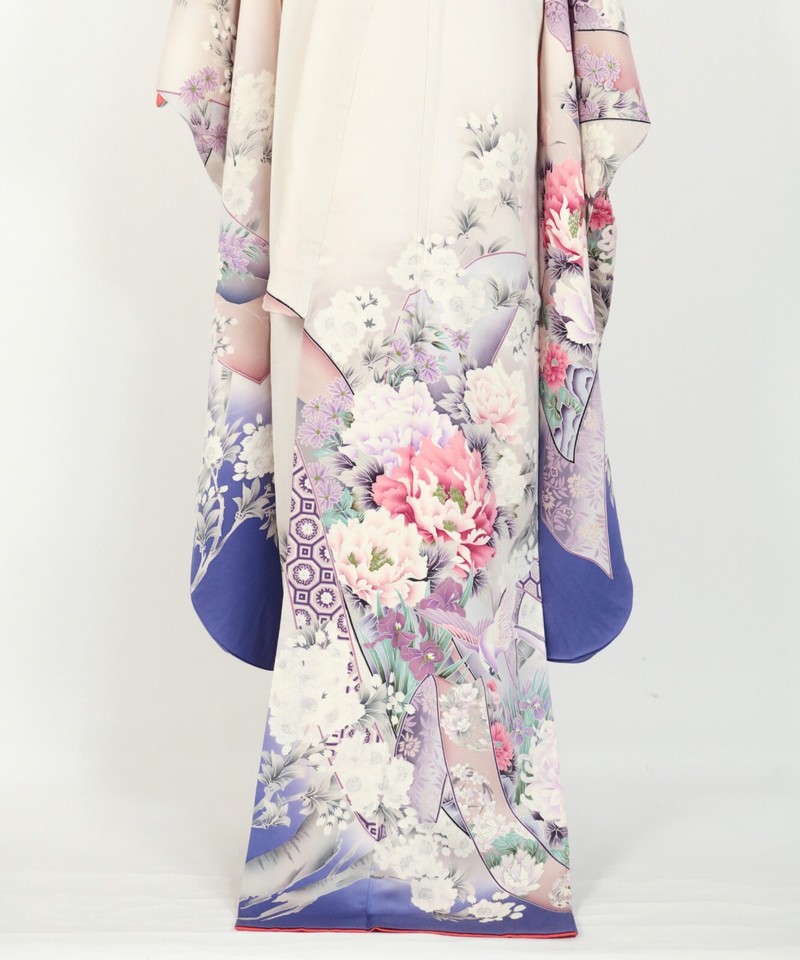 Kimono / Elegant Silk Furisode Noshi & Floral Yuzen on Blue Gradient ...