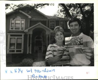 1991 Press Photo John and Kayne Stewart hold former house photo on new ...