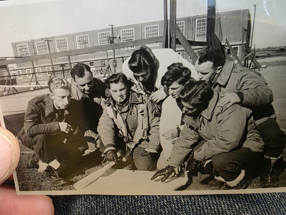 WW2 BRITISH RAF FLYERS/ PILOTS IN FLIGHT GEAR. ORIGINAL WW2 PHOTO 9x6cm ...