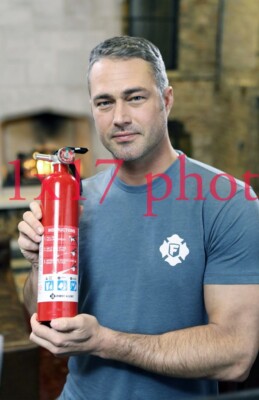 #7826,TAYLOR KINNEY,chicago fire,pd,shameless,the vampire diaries,11X17 ...