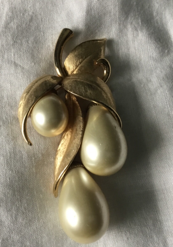CLASSY Vintage MARVELLA Dangle Pears Color PEAR BROOCH w/Gold Tone ...