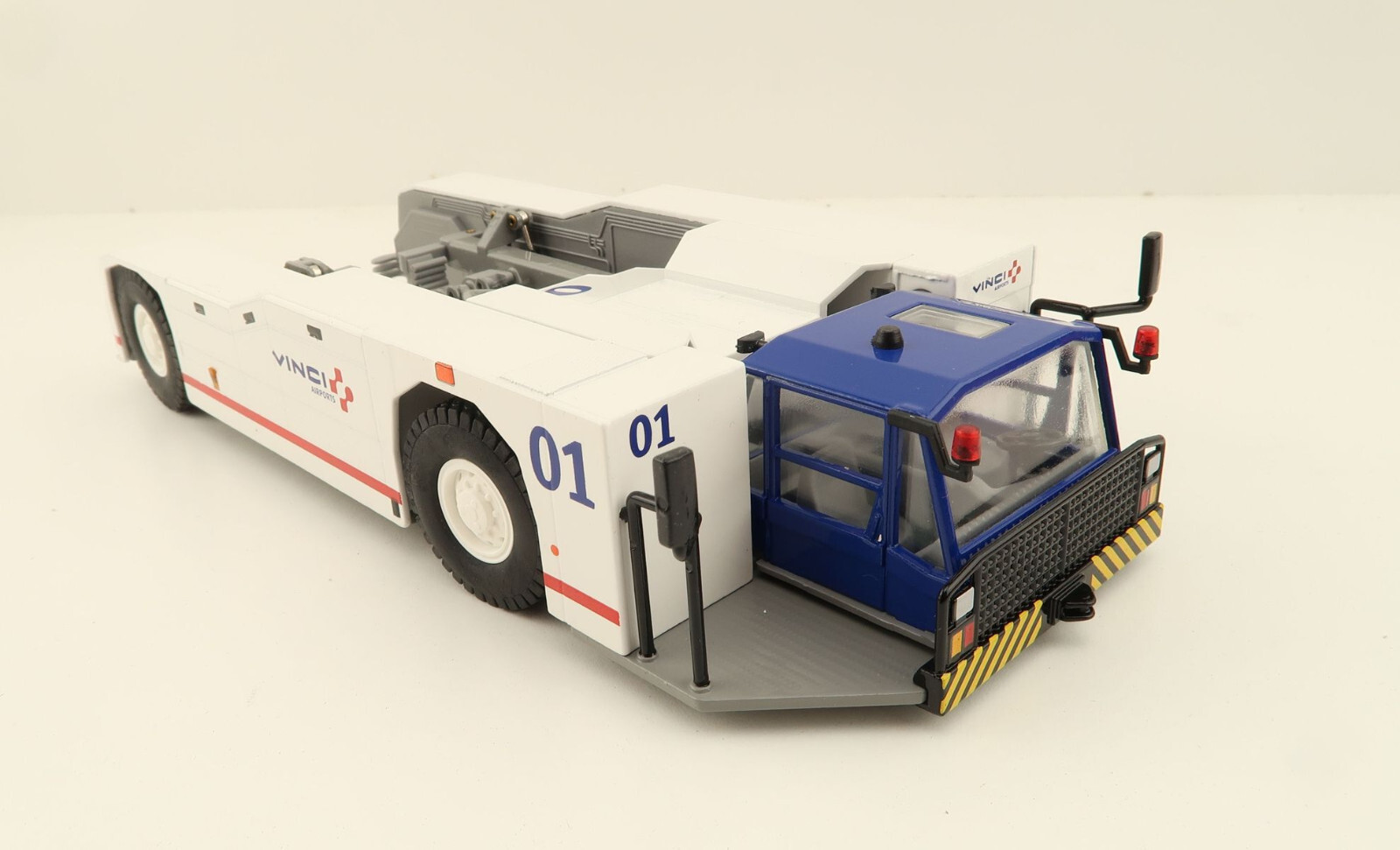 Conrad 5513/06 - Goldhofer AST-1 Aircraft tractor towing unit VINCI ...