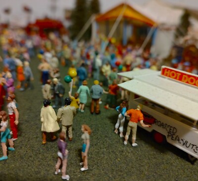 HO CIRCUS TRAIN Wagon 100 SEATED / WALKING / STANDING SPECTATORS ...