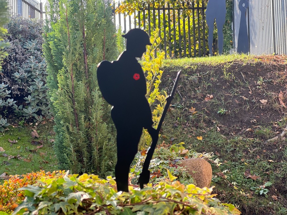 12" Metal LEST WE FORGET Silhouette Soldier Unknown Remembrance Day ...
