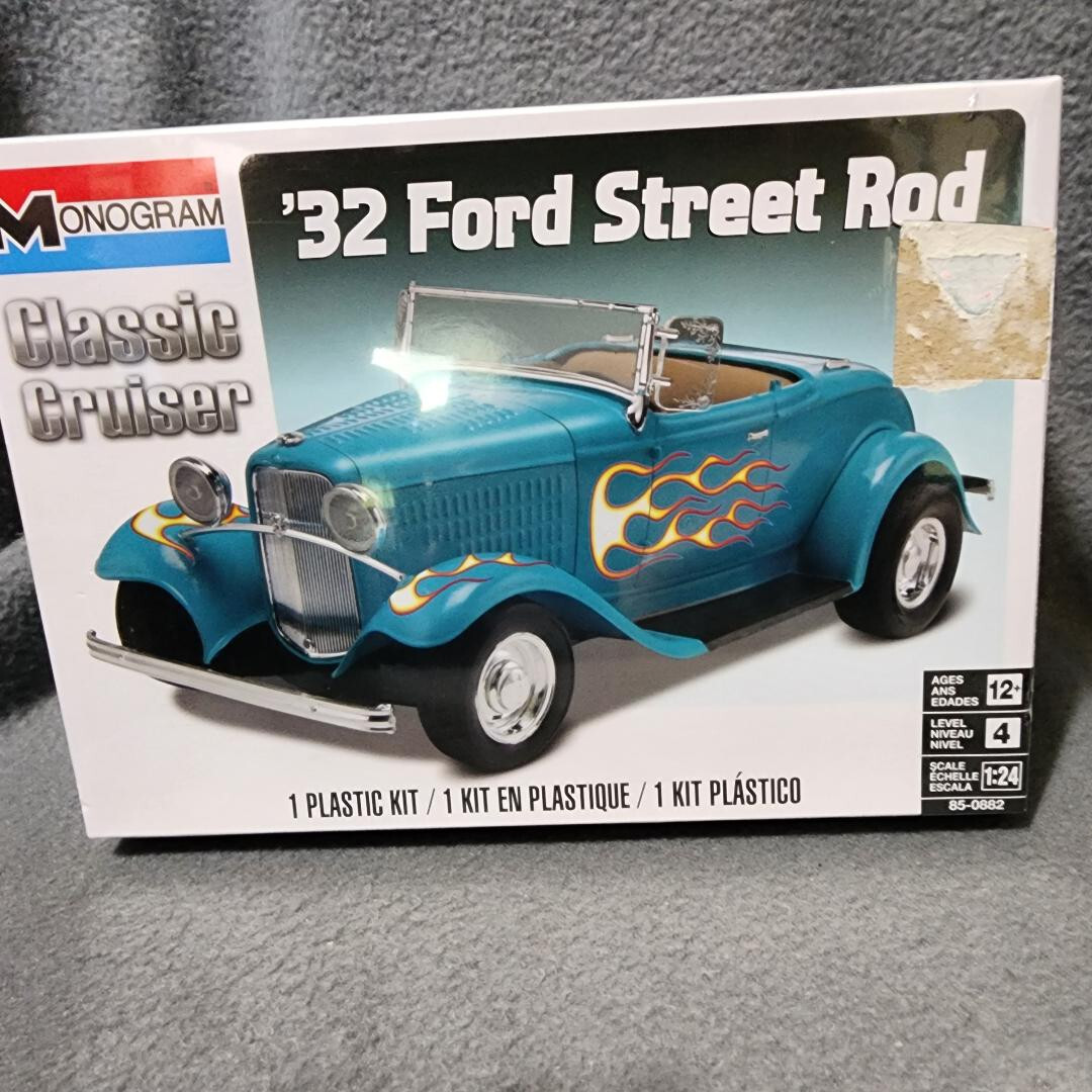 MONOGRAM 1932 FORD STREET ROD MODEL KIT 1:24 | eBay