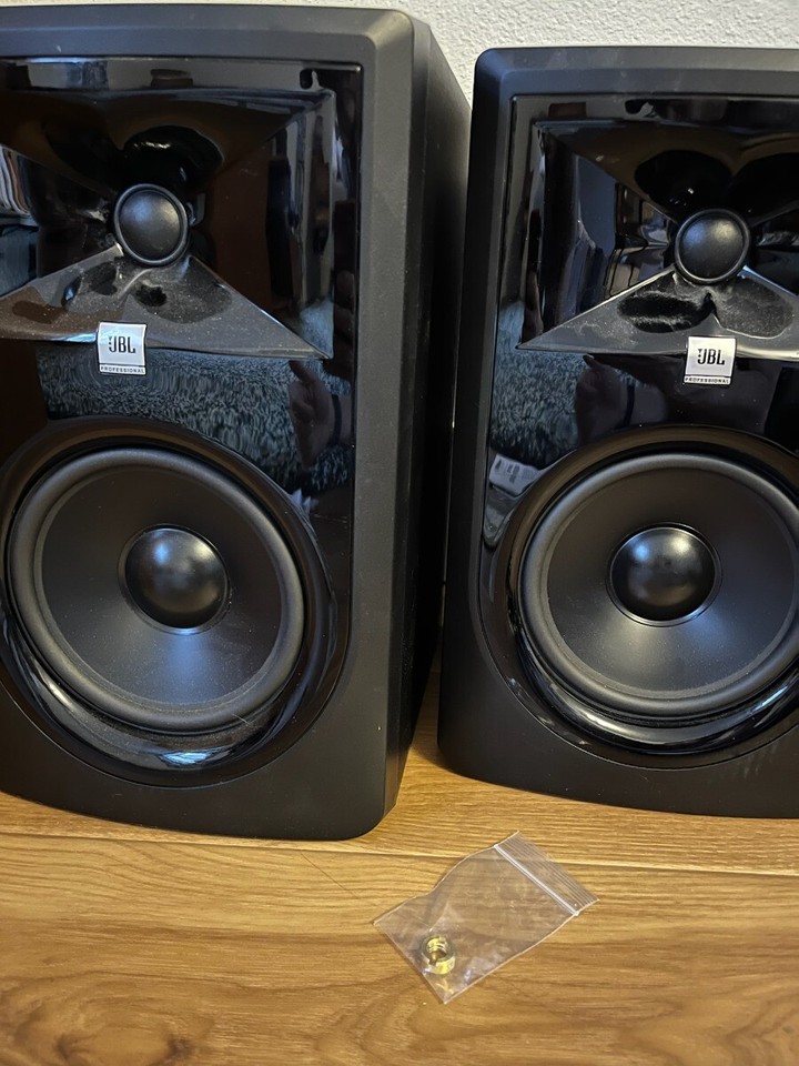 PODCAST BUNDLE - BEHRINGER MIXER, JBL MONITORS, SHURE PRO MIC, PIGHOG ...