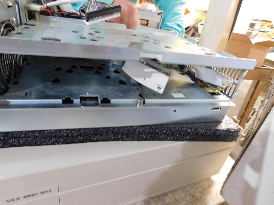 Digital Equipment (DEC) VAX-4000-100A. 47DBM-B9-B01 Micro Computer ...