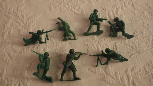Lot 7 Army Men Toy Soldiers Plastic Toys Standing Sitting Crawling 2 ...