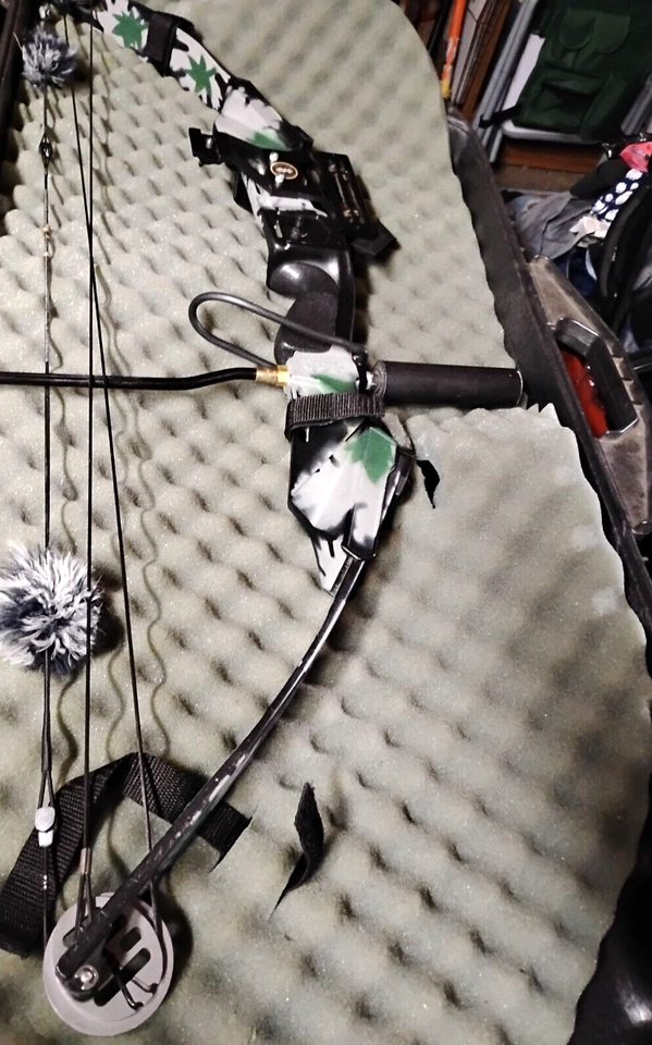 PSE RIGHT HAND COMPOUND BOW 60-70 WITH ACCESORIES SHOWN IN A CONTICO ...