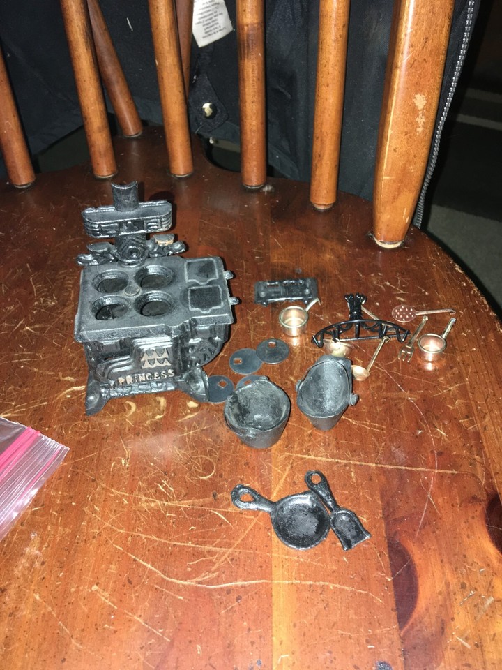 VINTAGE KITCHEN STOVE CAST IRON PRINCESS MORE ITEMS FOR DOLL HOUSE ...
