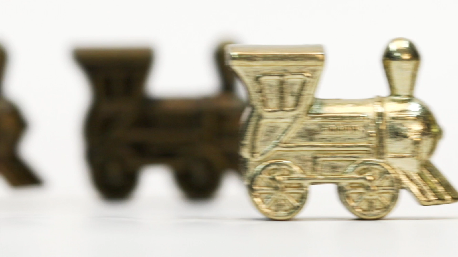 Mexican Train Dominoes Accessory Set (Hub Centerpiece, Train Markers ...