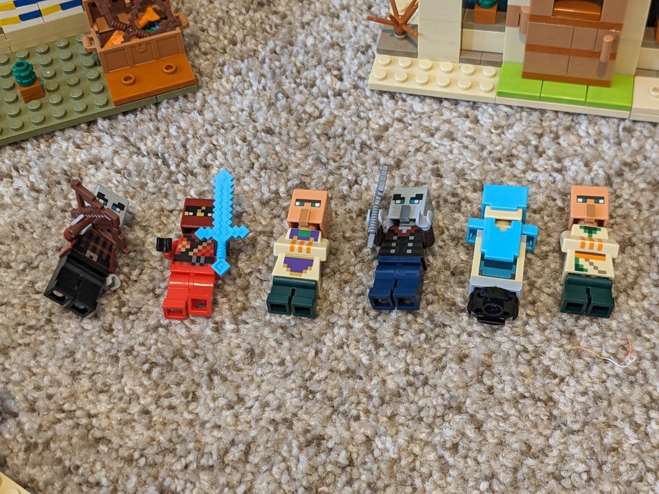 LEGO Minecraft 21160 The Illager Raid - Complete with instructions, no ...