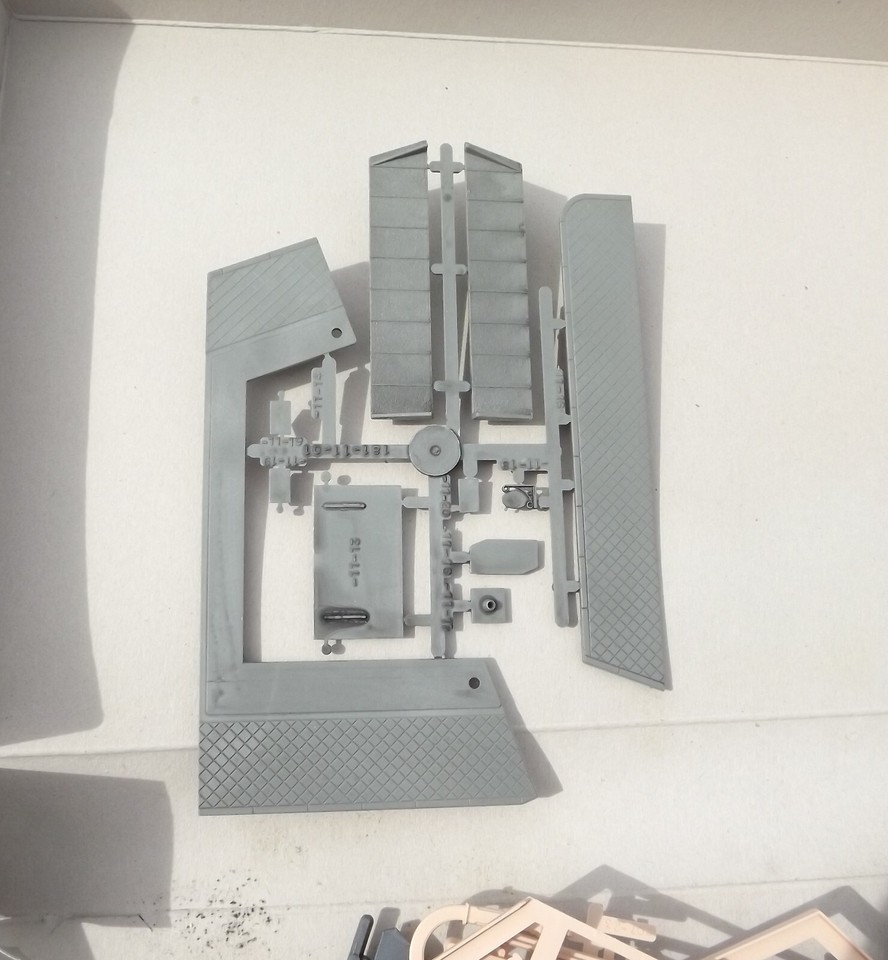 Pola HO 113 Schmitt's Bakery Large Corner Angled Structure Kit | eBay