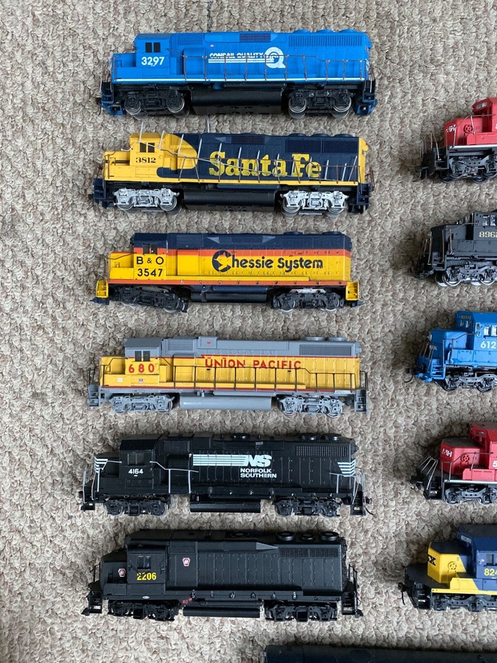 Lot of HO scale powered locomotives, cars, and track | eBay
