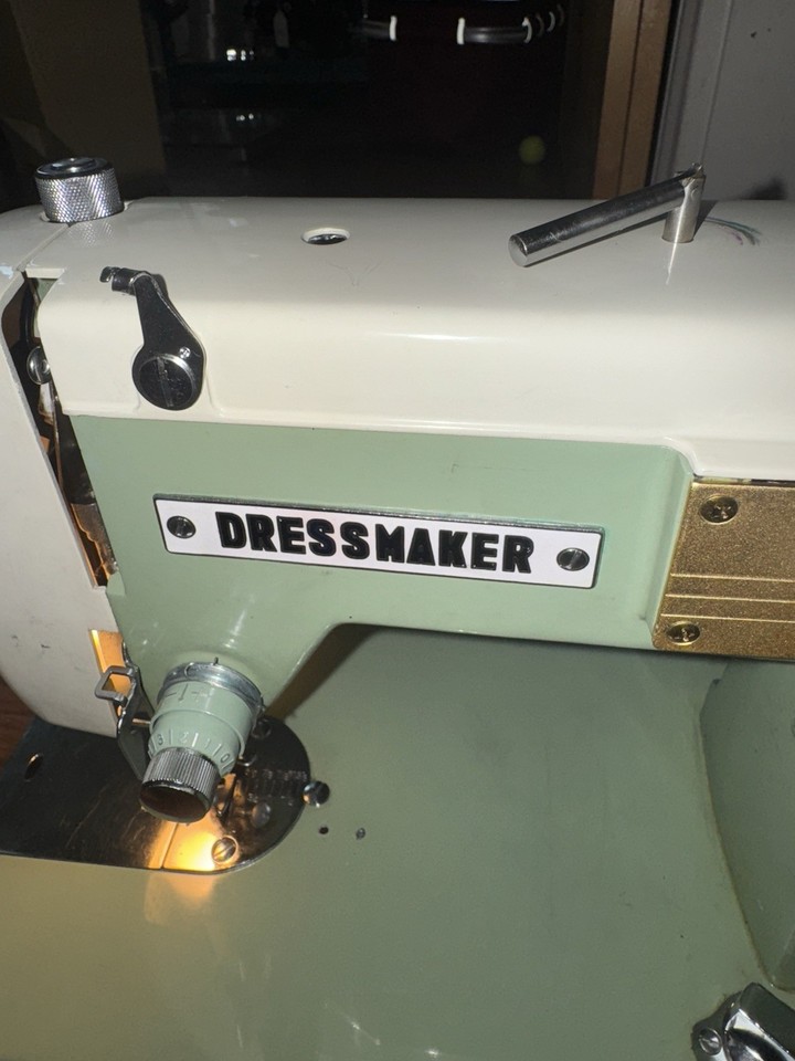 Monster Dressmaker Sewing Machine. Reduction Pulley. Zigzag. Canvas ...