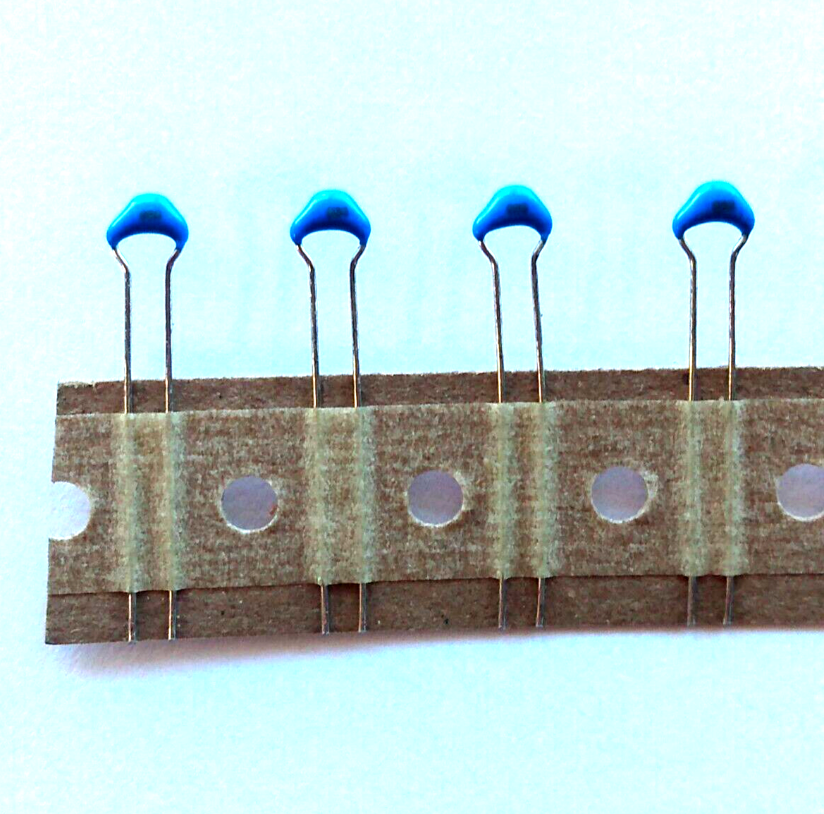4 pcs, 8 pF ±0.5pF 50V Ceramic Capacitor C0G, NP0 Radial ...