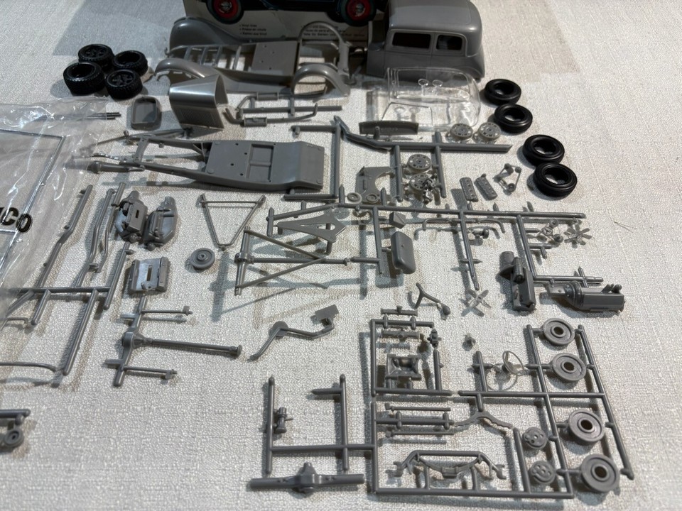 AMT 1932 FORD VICKY SEDAN MODEL KIT 1/25 | eBay