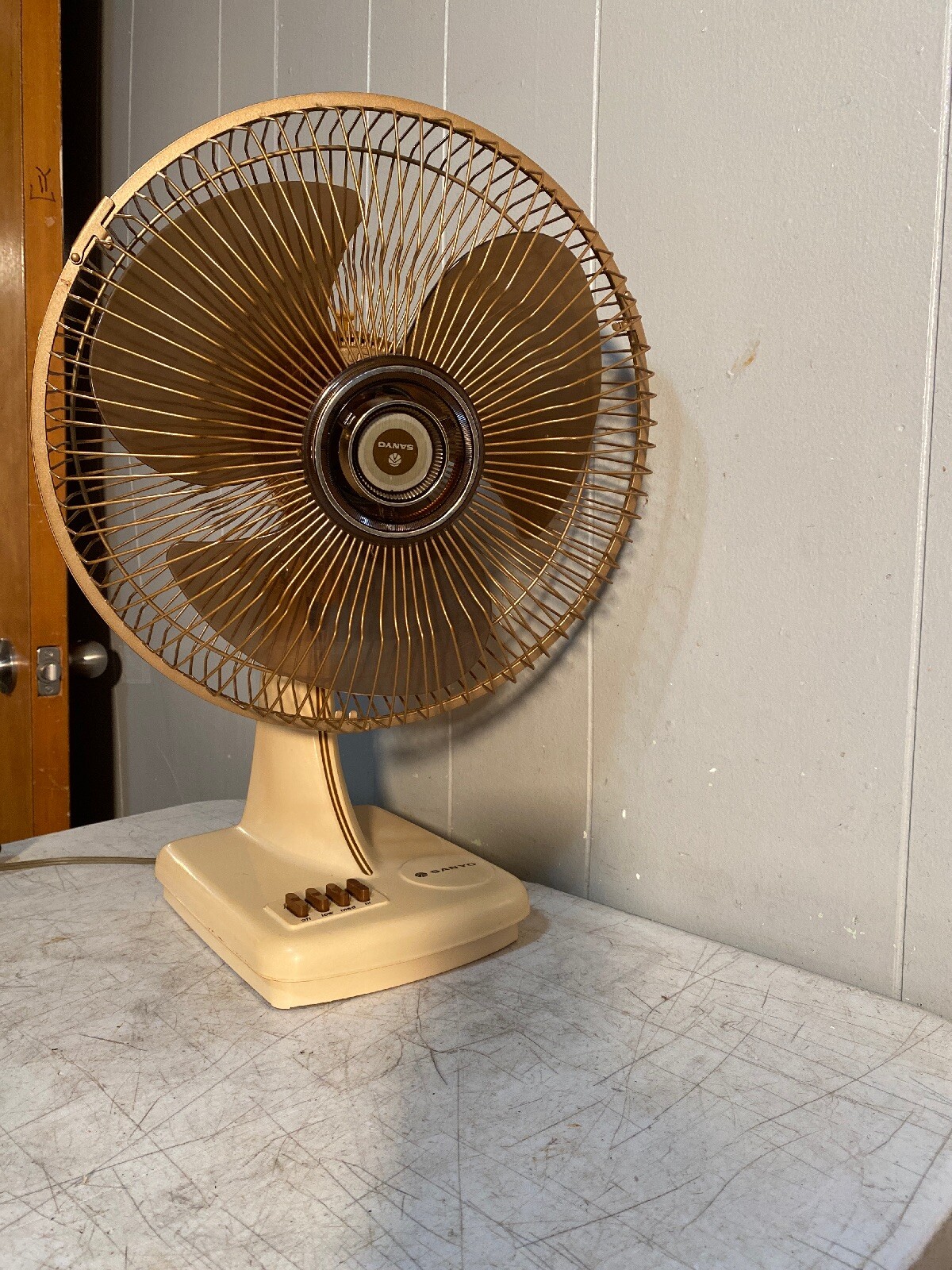 Sanyo 12" 3 Speed Oscillating Tabletop Fan EF 12SP 2 Brown Blade Beige ...