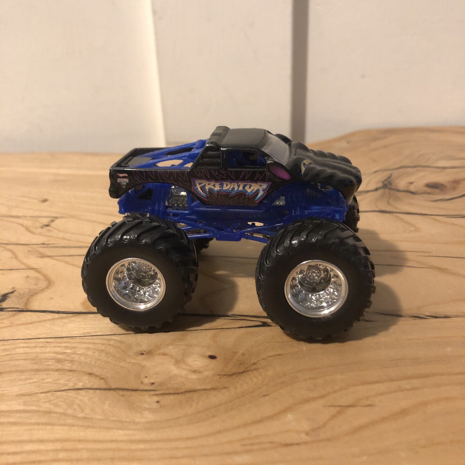 Hot Wheels Monster Jam Truck PREDATOR 1:64 RARE 2016 Bent Axles Bur ...