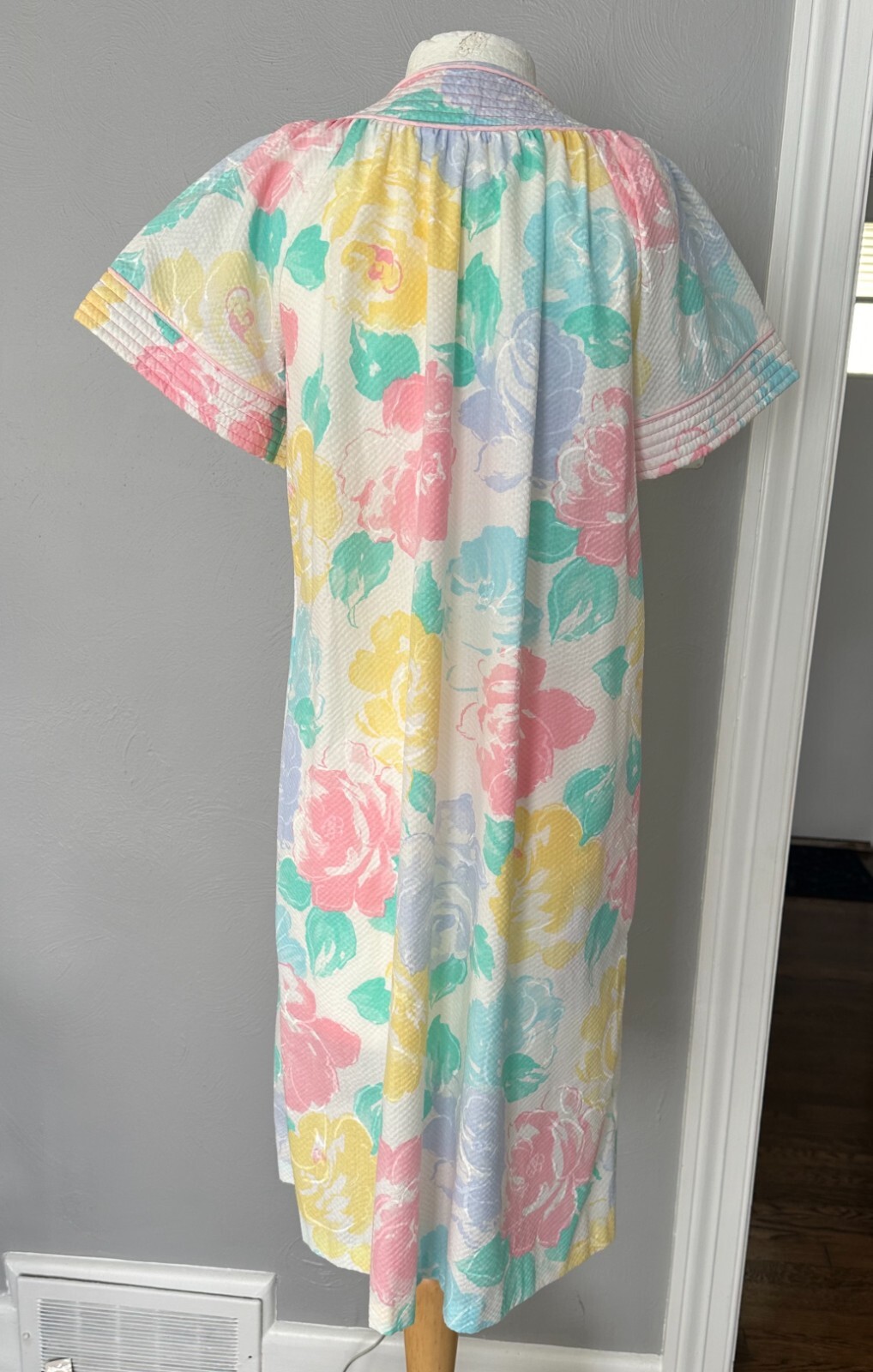 Vintage ‘It’s a Charm’ Women’s Pastel Floral Housecoat Robe Snap Front ...