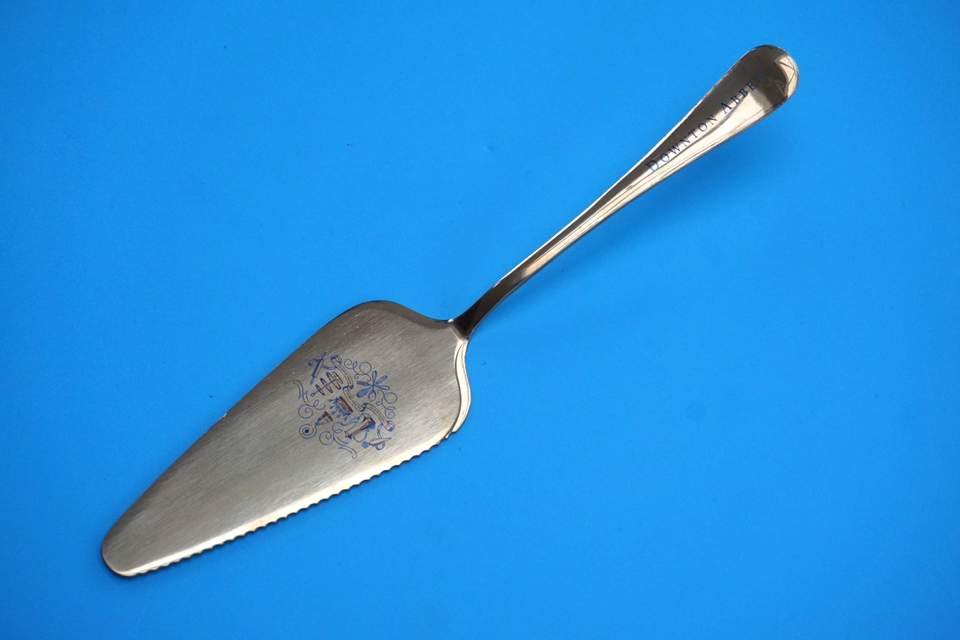 OFFICIAL DOWNTON ABBEY CAKE SLICE ~ GOLD COLOURED STAINLESS STEEL ~ NEW ...