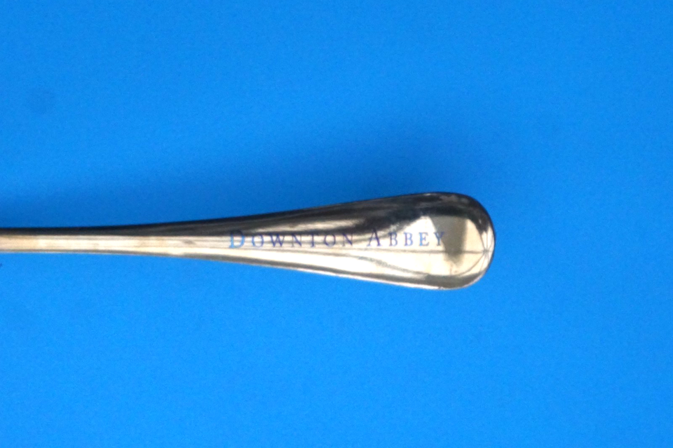 OFFICIAL DOWNTON ABBEY CAKE SLICE ~ GOLD COLOURED STAINLESS STEEL ~ NEW ...