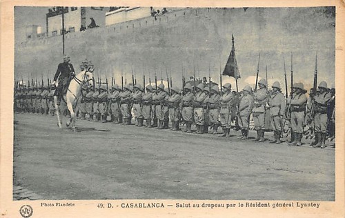 Maroc - CASABLANCA - Salut au drapeau par le Résident-Général Lyautey ...