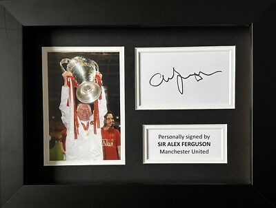 ALEX FERGUSON SIGNED WHITE CARD IN A4 MANCHESTER UNITED FRAMED DISPLAY ...