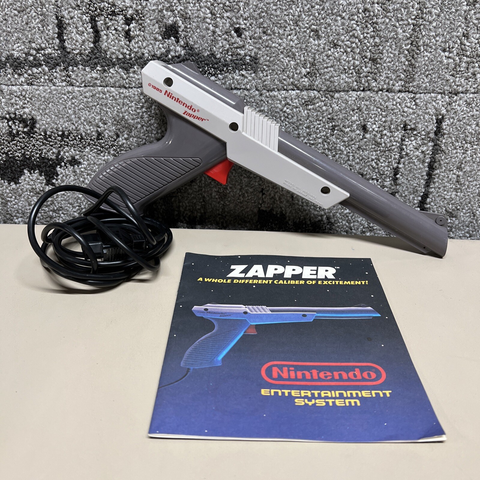 1985 Nintendo NES Zapper Gun Grey Model NES-005 With Instructions ...
