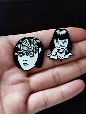 SET OF 2 Pulp fiction Mia Wallace Tomie Enamel Pin metal Badge Brooch ...